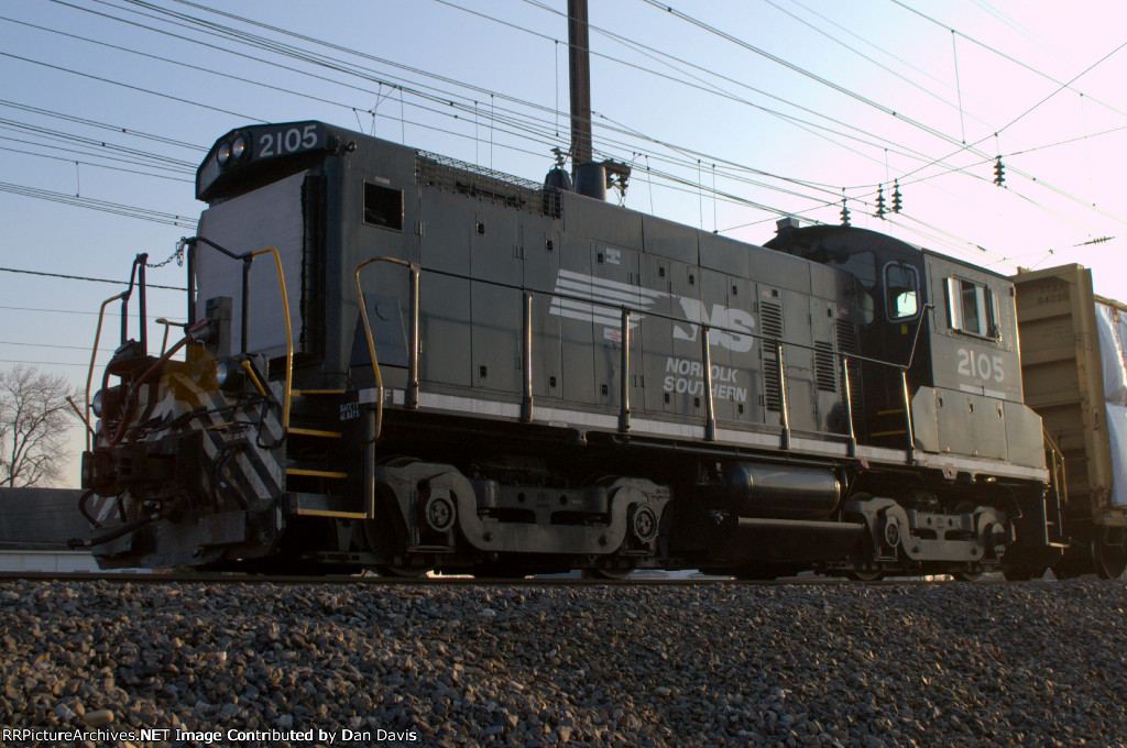 NS SW1001 2105 bringing up the rear on WPBS-13